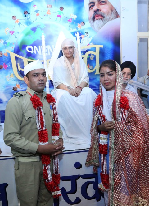 Couple tied in wedlock with Satguru Mata Savinder Hardev Ji Maharaj’s ... Couple tied in wedlock with Satguru Mata Savinder Hardev Ji Maharaj’s ...