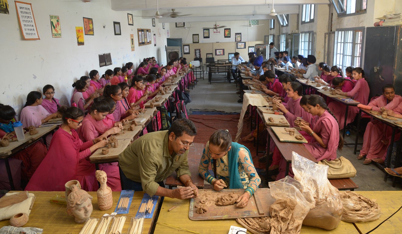 Enthusiastic start to Clay Modeling Workshop by Basudeb Biswas